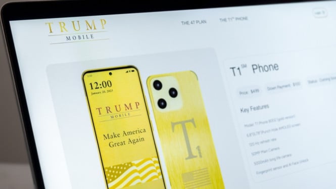 Trump Tantang iPhone dengan HP Made in America