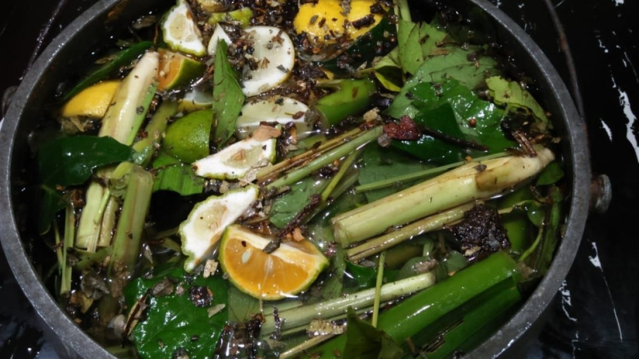 Foto Terapi Mandi Rempah ala dr Zaidul Akbar, Badan Makin Rileks,Kulit ...