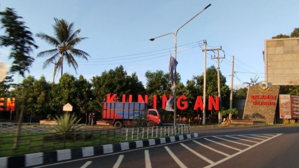 Foto Wajah dan Pesona Baru, Lampu Temaram Taman Kota Kabupaten Kuningan ...