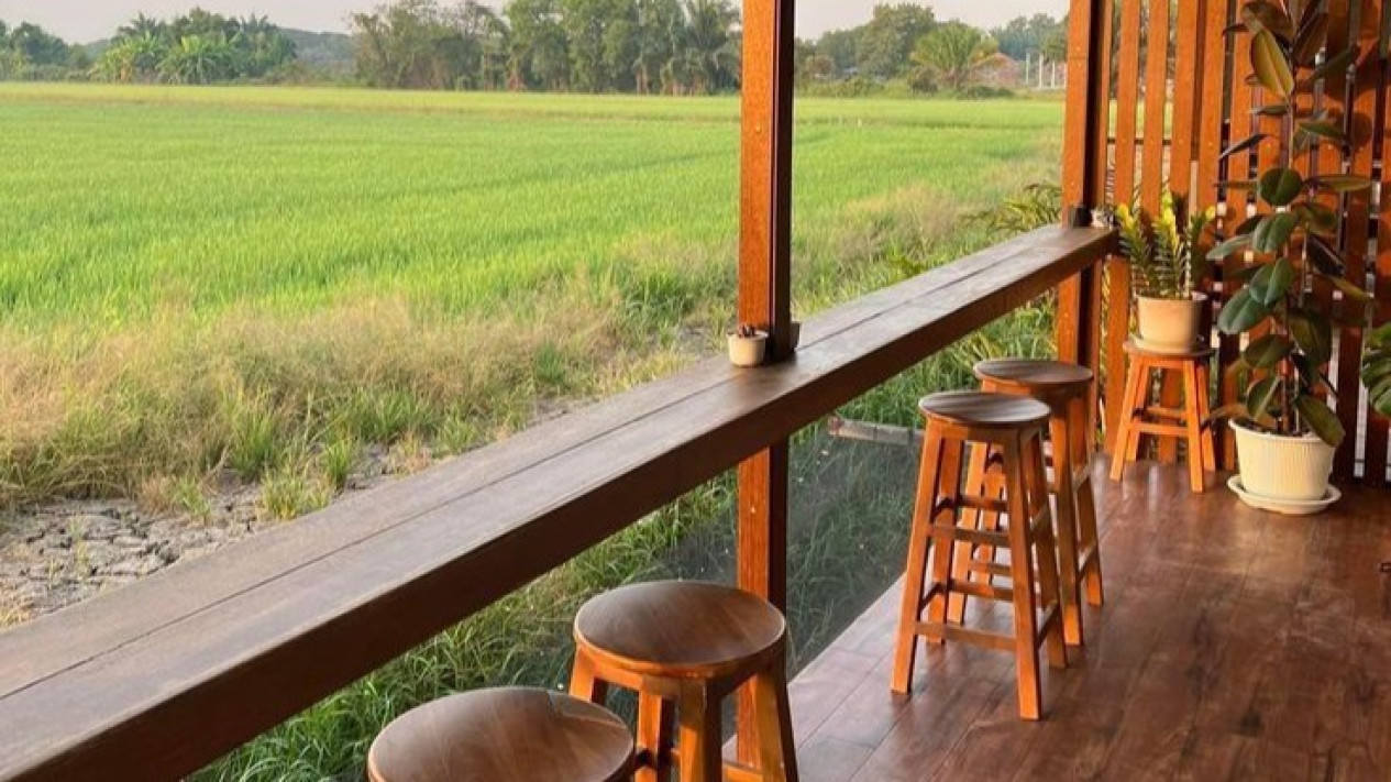Foto Menikmati Kenikmatan dan Kelezatan Sunda dengan Pemandangan Sawah ...