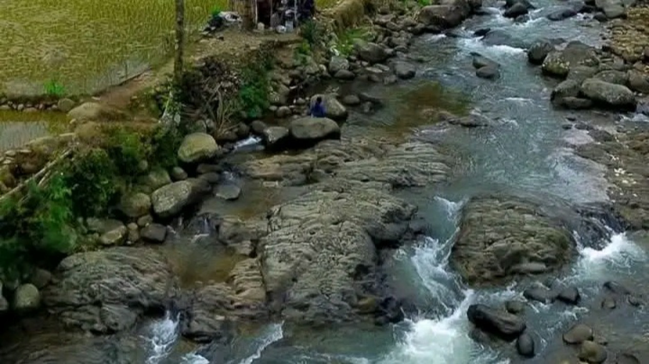 Foto Petualangan Bermain Air Murah Meriah, Kunjungi Wisata Alam Cadas ...