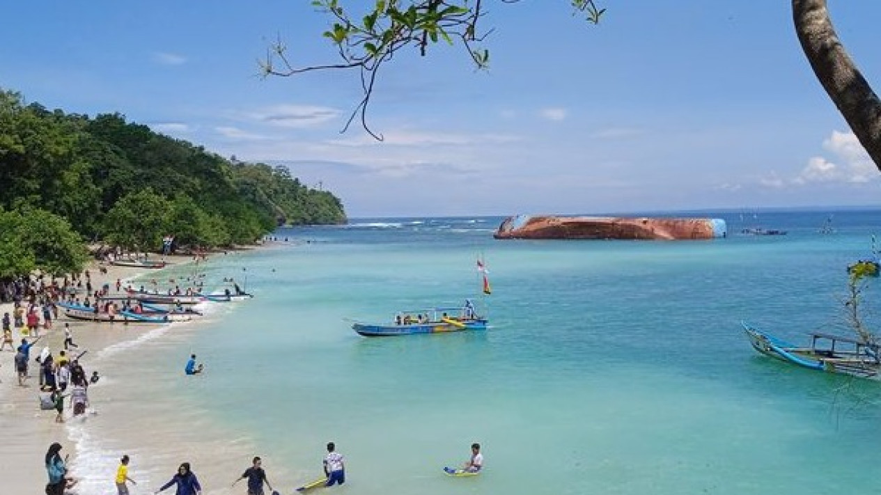 Foto Pantai Timur Pangandaran Spot Favorit untuk Menyaksikan Matahari Terbit yang Memukau