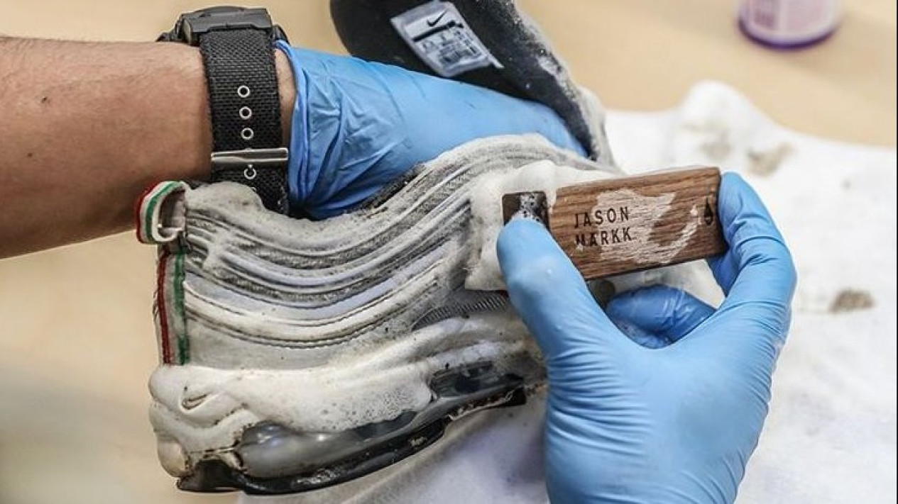 Foto Cara Cuci Sepatu yang Benar Agar Warna Asli Tidak Luntur, Kinclong ...