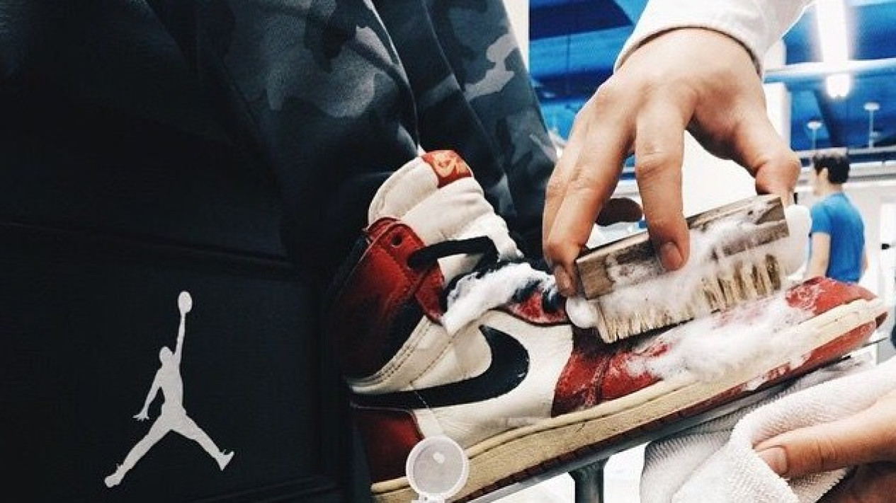 Foto Cara Cuci Sepatu yang Benar Agar Warna Asli Tidak Luntur, Kinclong ...