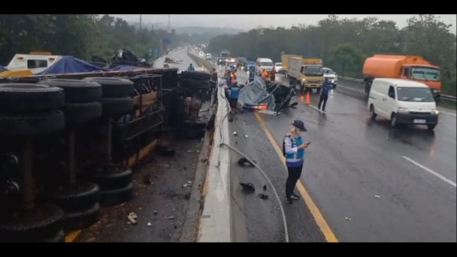 Rem Blong Picu Kecelakaan Beruntun di Tol Cipularang KM 92