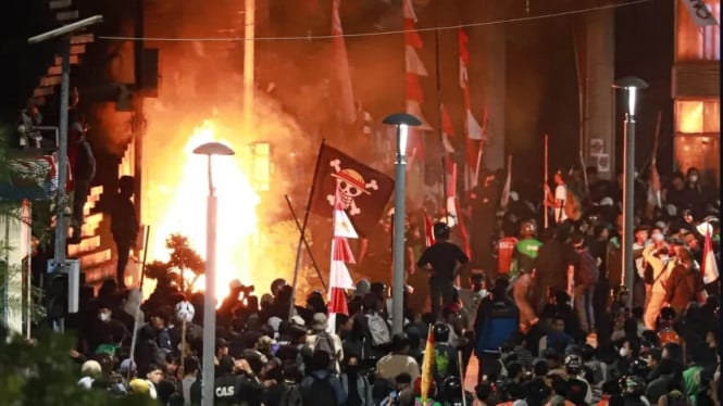 Jakarta Malam Ini, Demo Ojol Affan Kurniawan Meluas ke DPR hingga Brimob