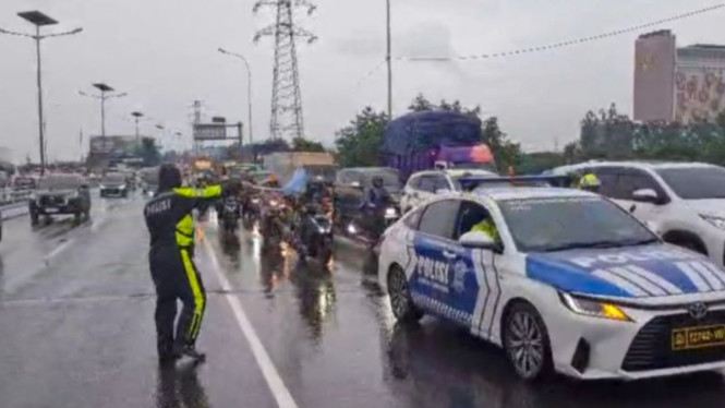 Sepeda Motor Diizinkan Masuk Jalan Tol karena Genangan Tinggi