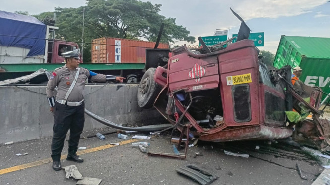 Sopir Ngantuk, Truk Kontainer Tabrak Beton Pembatas Tengah Jalan Tol Waru Surabaya