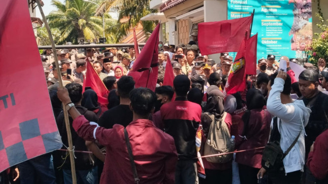 Giliran Mahasiswa di Lamongan Demo Polres dan DPRD