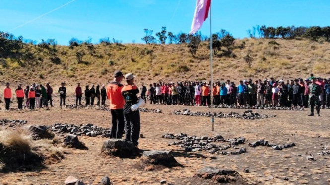 Ratusan Relawan Gelar Upacara HUT RI di Telaga Kuning Gunung Lawu ...