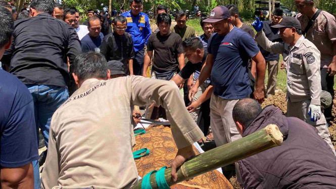 Haru Pemakaman Ari Safitri, Warga Karanganyar 240 Kg yang Diantar ...