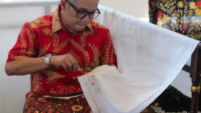 Atraksi Batik Raksasa Hiasi Fasad HARRIS Hotel Solo di Hari Batik Nasional