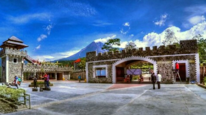 Foto Serasa Keliling Dunia di Lereng Merapi! The Lost World Castle Jadi ...
