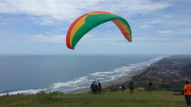 Bukit Paralayang Watu Gupit: Spot Sunset Ikonik Jogja dengan View Laut ...