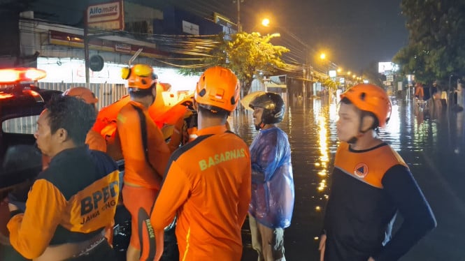 Banjir Kepung Solo Usai Hujan Lebat, Wali Kota Turun Dini Hari Cek ...