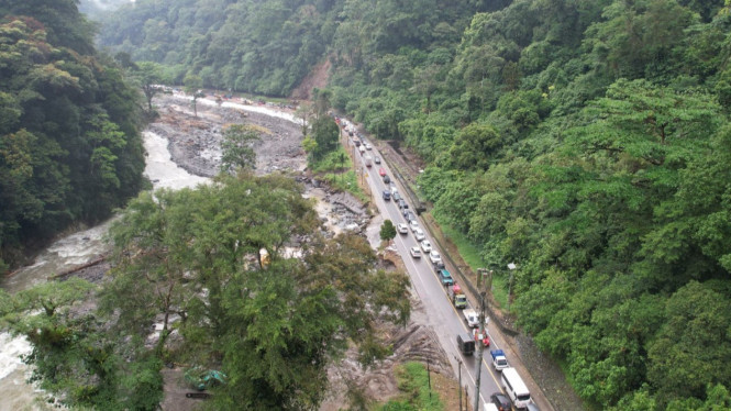 Akses Lembah Anai Mulai Uji Coba Open Traffic Kendaraan Roda Empat