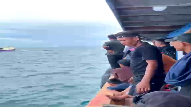 Mesin Mati di Teluk Semaka, 30 Penumpang KM Kurnia Dievakuasi Dramatis ...
