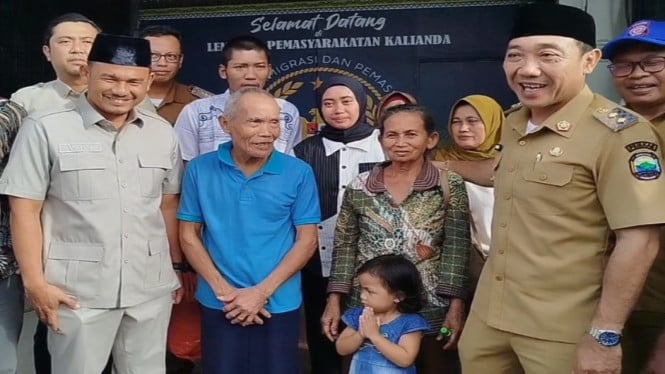 Tangis Haru Sambut Kebebasan Mbah Mujiran, Kasus Pencurian Getah Karet ...