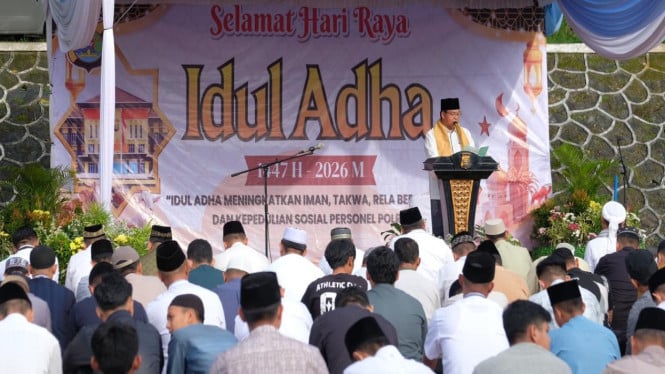 Kapolda Lampung Salat Idul Adha di SPN Kemiling, Salurkan 55 Ekor Hewan ...