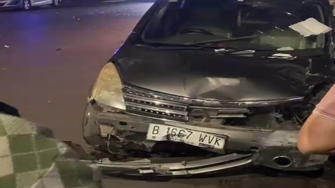 Diduga Hilang Konsentrasi, Mobil Tabrak Pemotor, Pedagang Angkringan ...