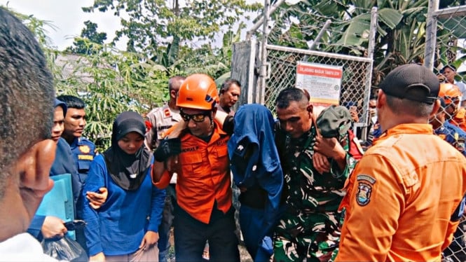 Gegara Masalah Keluarga Suami Panjat Tower 52 Meter di Bandar Lampung ...