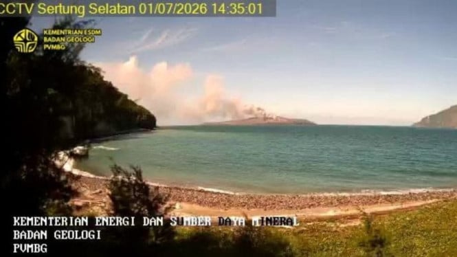 Gunung Anak Krakatau Pancarkan Sinar Api, Asap Kelabu Tebal Membubung ...