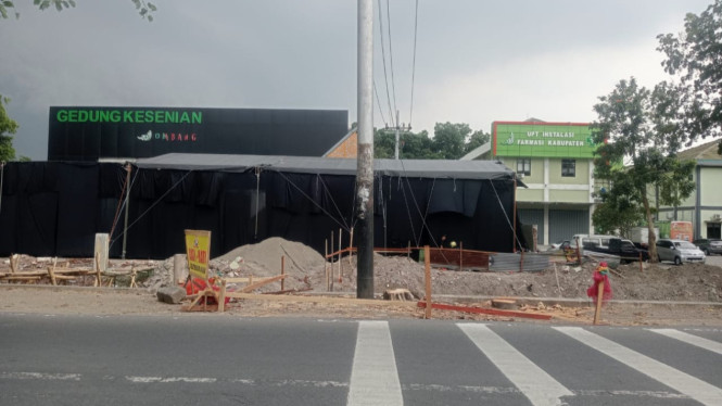 Minus 6 Persen, Pekerjaan Jembatan Gedung Kesenian Jombang Off