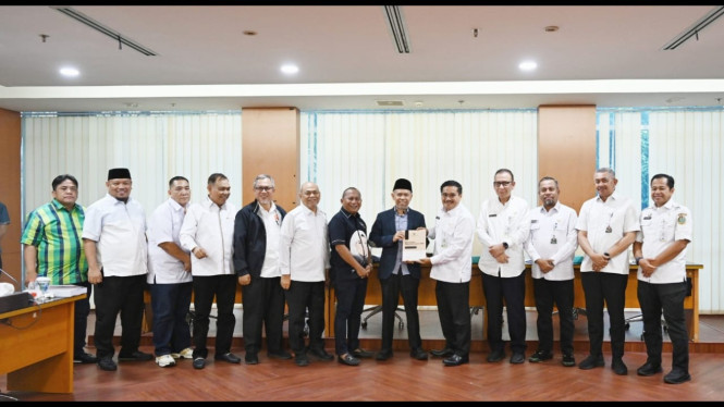 Sekda Togap Simangunsong Serahkan Rancangan KUA-PPAS APBD 2026 ke DPRD ...