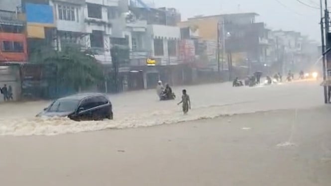 Hujan Disertai Air Sungai Meluap, Kota Medan Terendam Banjir