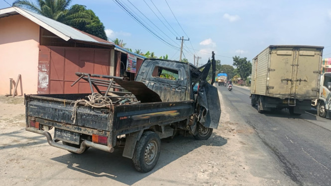 Tabrakan Muat Truk Kontra Mobil Bak Terbuka di Sergai, Levis Tewas di ...
