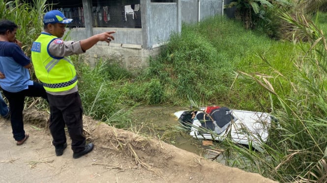 Mobil Avanza Terperosok ke Parit Saat Salip Kendaraan di Sergai ...