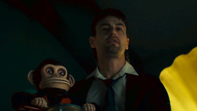The Monkey, Comeback Theo James dengan Boneka Jahat, Humor, dan Trauma ...