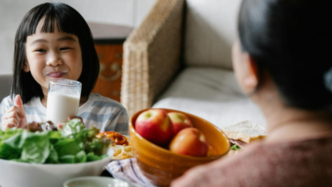 Anak Hobi Jajan Micin? Ganti ke 8 Makanan Ini Agar Si Kecil Tumbuh ...