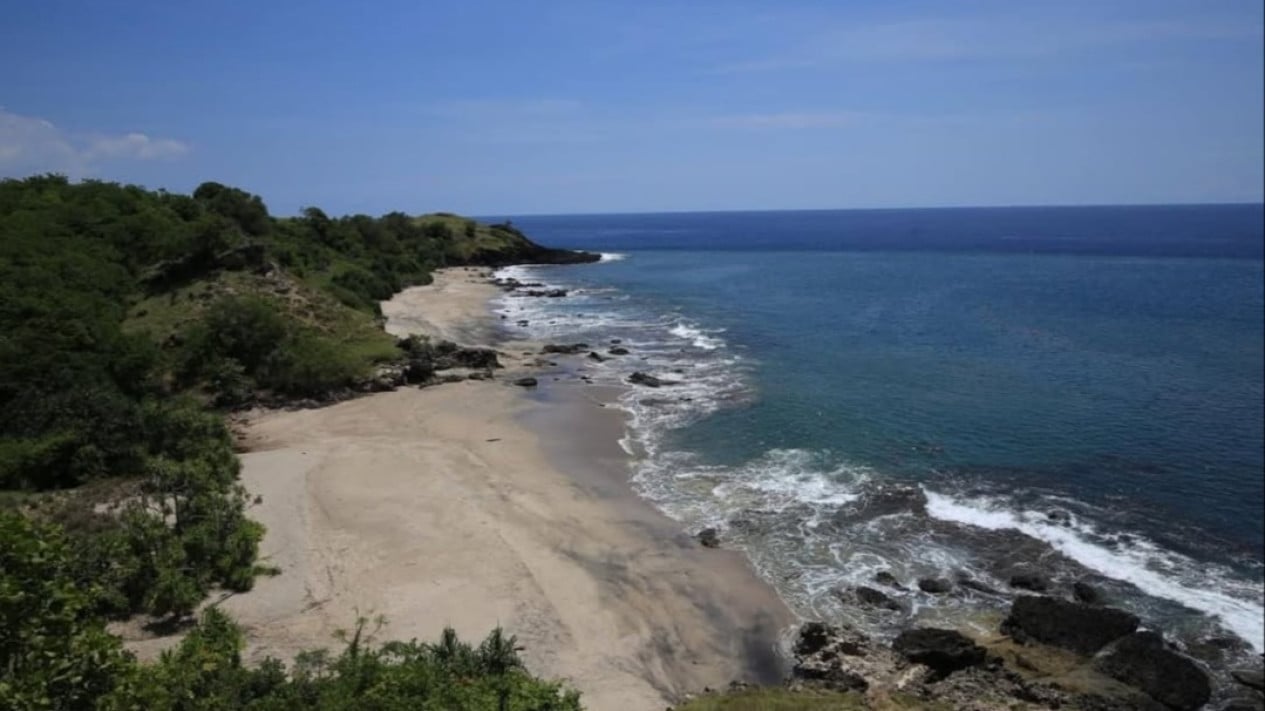 Foto Pantai Nanga Rawa Destinasi Wisata yang Eksotik di Manggarai Timur