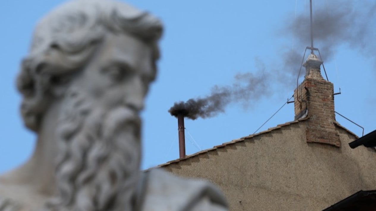 Foto Asap Hitam Lagi: Paus Baru Belum Terpilih