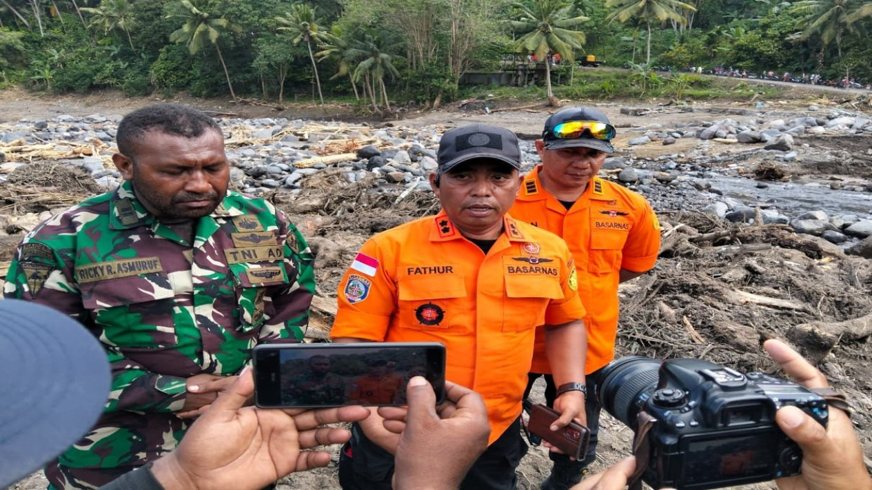Foto Basarnas Tutup Operasi SAR Banjir Nagekeo: Tiga Korban Belum ...