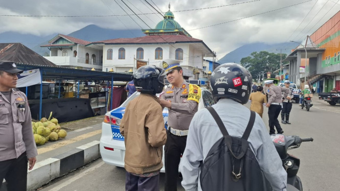 Menarik! Operasi Turangga 2025 Satlantas Polres Manggarai Bagi Helm ke Pengendara
