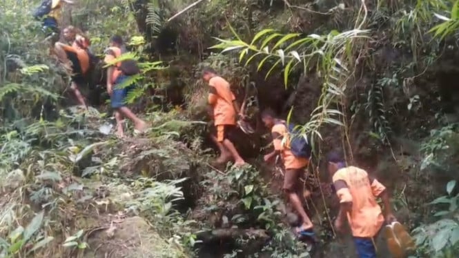 Ironi Pendidikan Pedalaman Manggarai Timur, ke Sekolah Jalan Kaki 4 km Melintasi Lereng dan Sungai