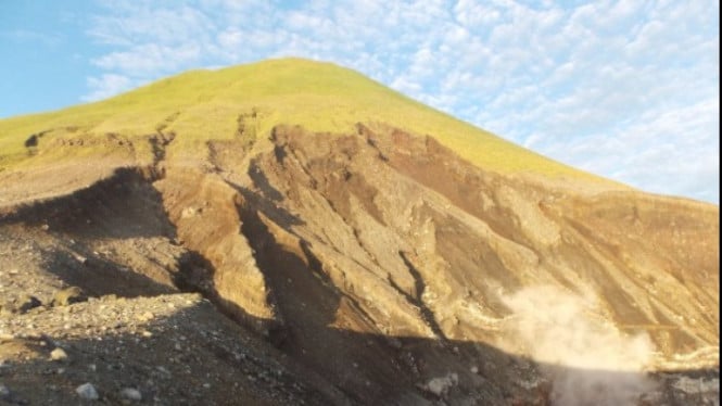 Gunung Lokon di Tomohon: Keindahan Mistis Si Kembar Api yang Bikin ...