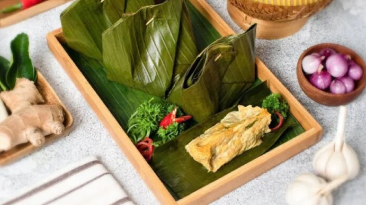 Foto Tum Ayam Bali: Kelezatan Ayam Cincang Berempah dalam Balutan Daun ...