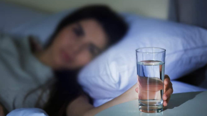 Minum Air Putih Malam Hari Bikin Ginjal Rusak? Simak Fakta Medisnya!