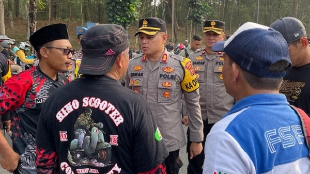 Foto Pantau Aksi Unras Buruh, Kapolres Purwakarta Turun Langsung ke Jalan Foto Pantau Aksi Unras Buruh, Kapolres Purwakarta Turun Langsung ke Jalan