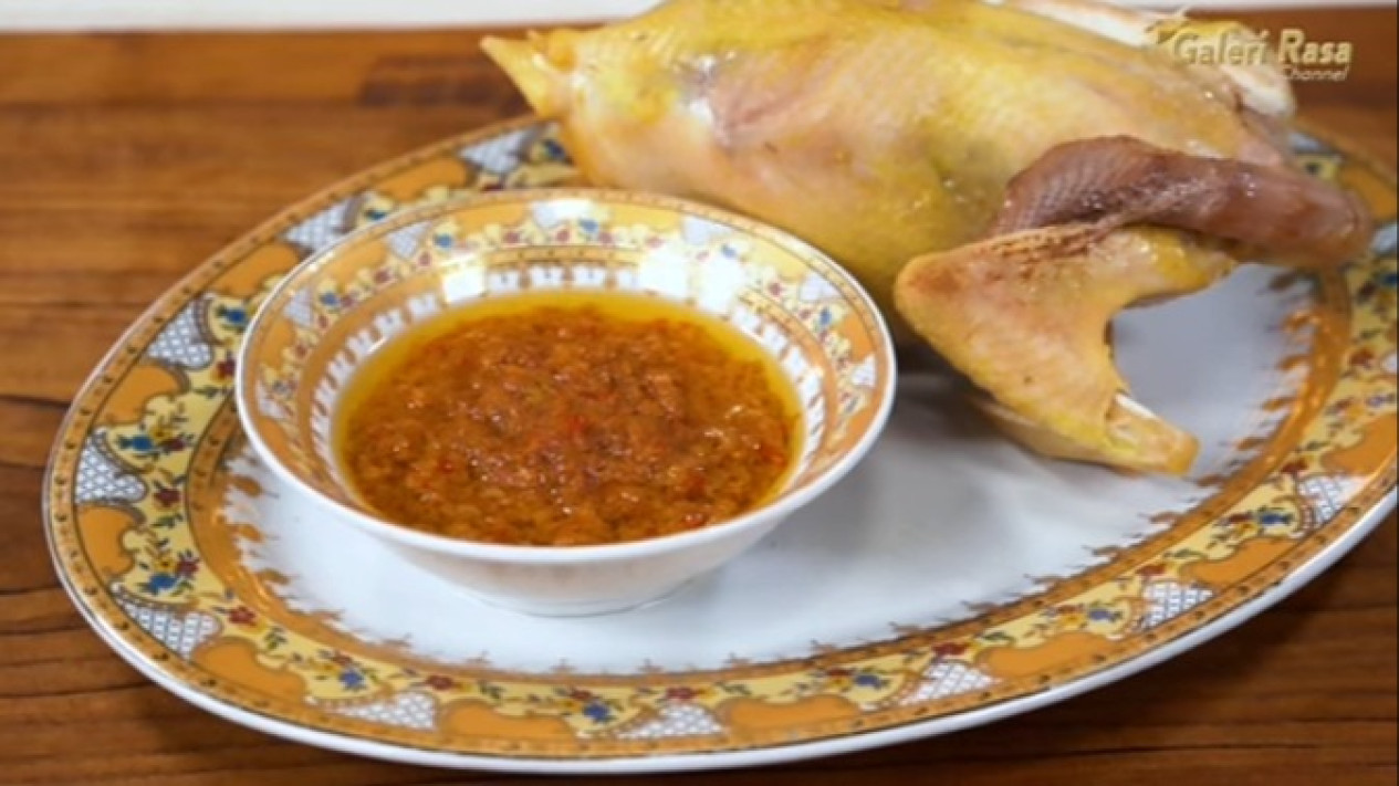 Foto Cara Mudah Masak Ayam Rebus Sambal Kencur, Lauk Sehat yang Cocok ...