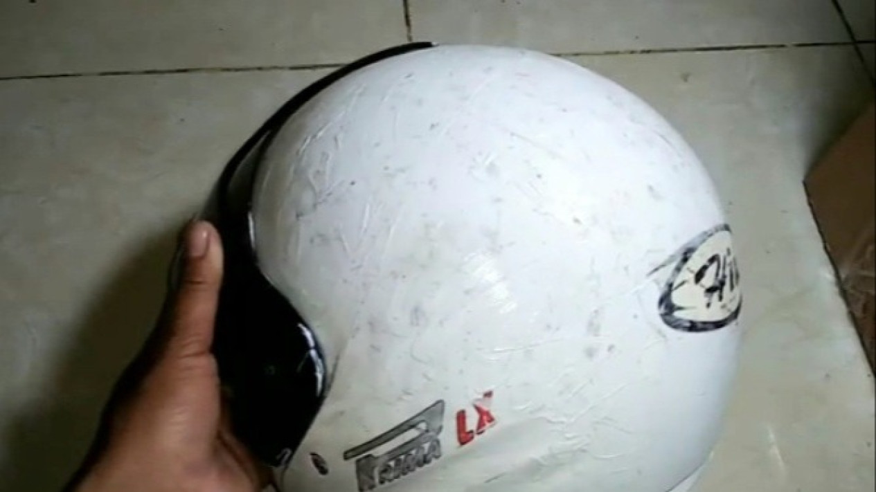 Foto Malu Punya Helm Lama dan Penuh Baret? Cukup Modal Odol, Helm Burik ...