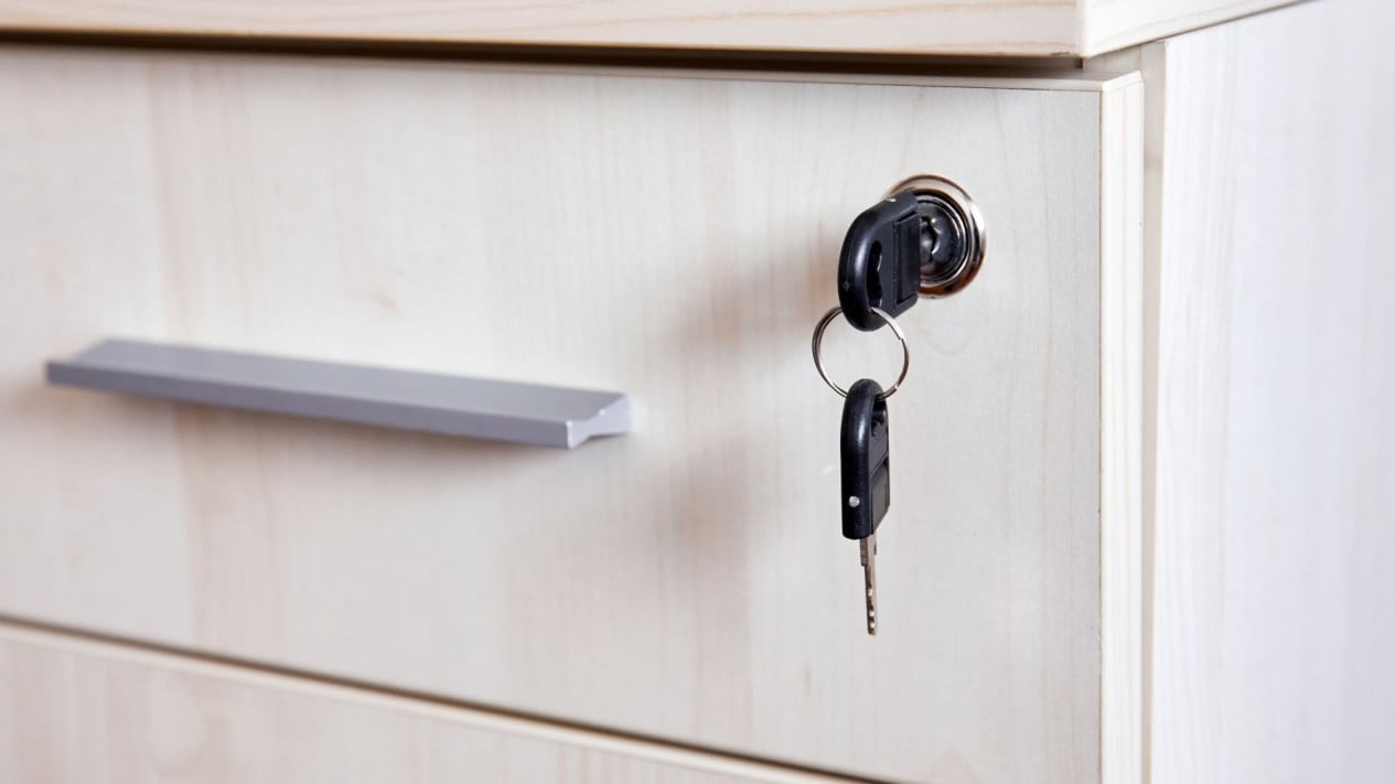 Foto Cara Buka Lemari Terkunci Tanpa Bongkar, Hanya Modal Tang dan Bisa ...