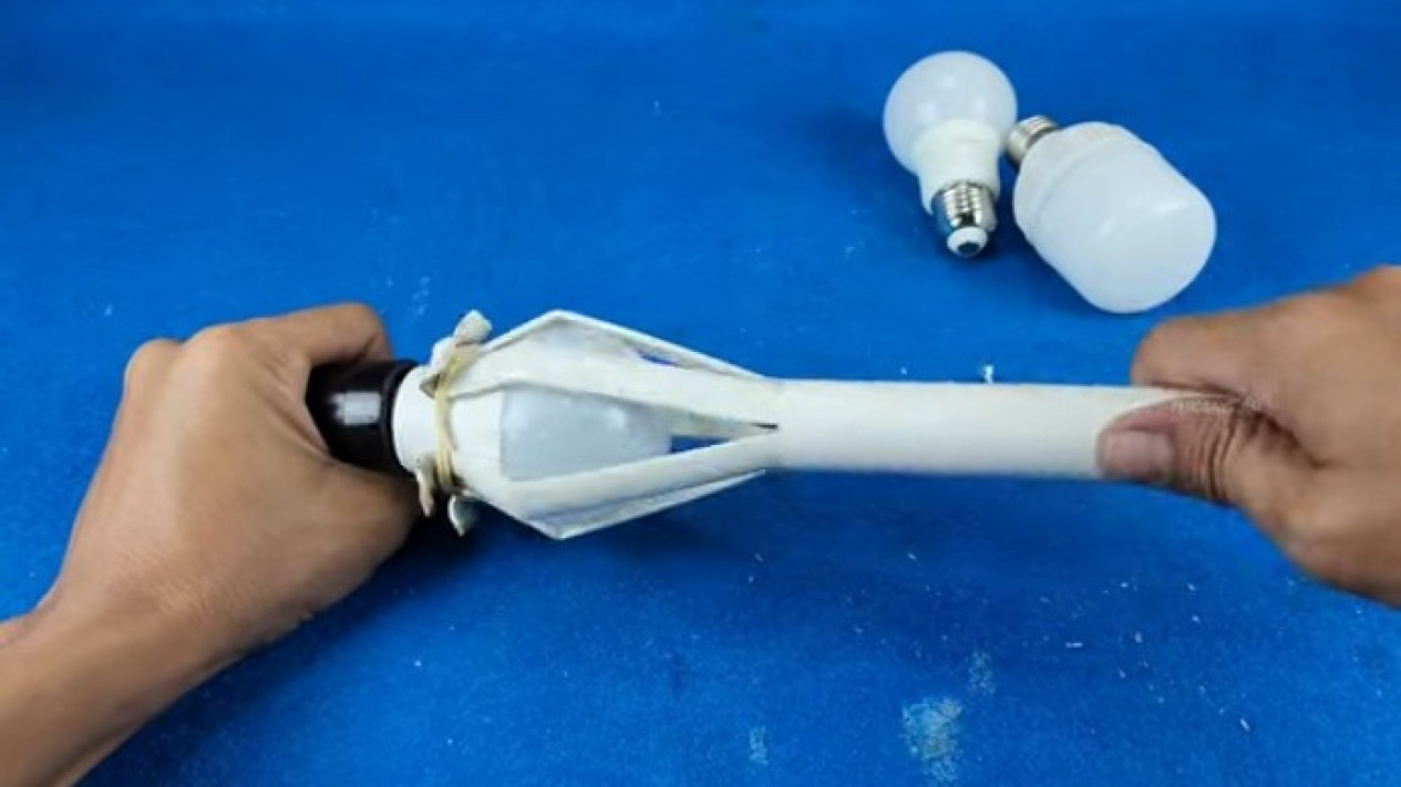 Foto Cuma Modal Pipa Bekas Jadi Alat Pemasang dan Pencabut Lampu, Tak ...