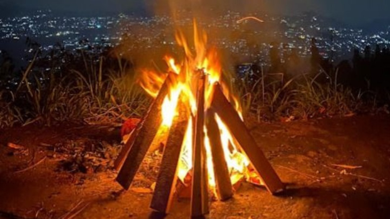 Foto Susah Menyalakan Api untuk Kayu Bakar? Coba Pakai Sabun dan ...