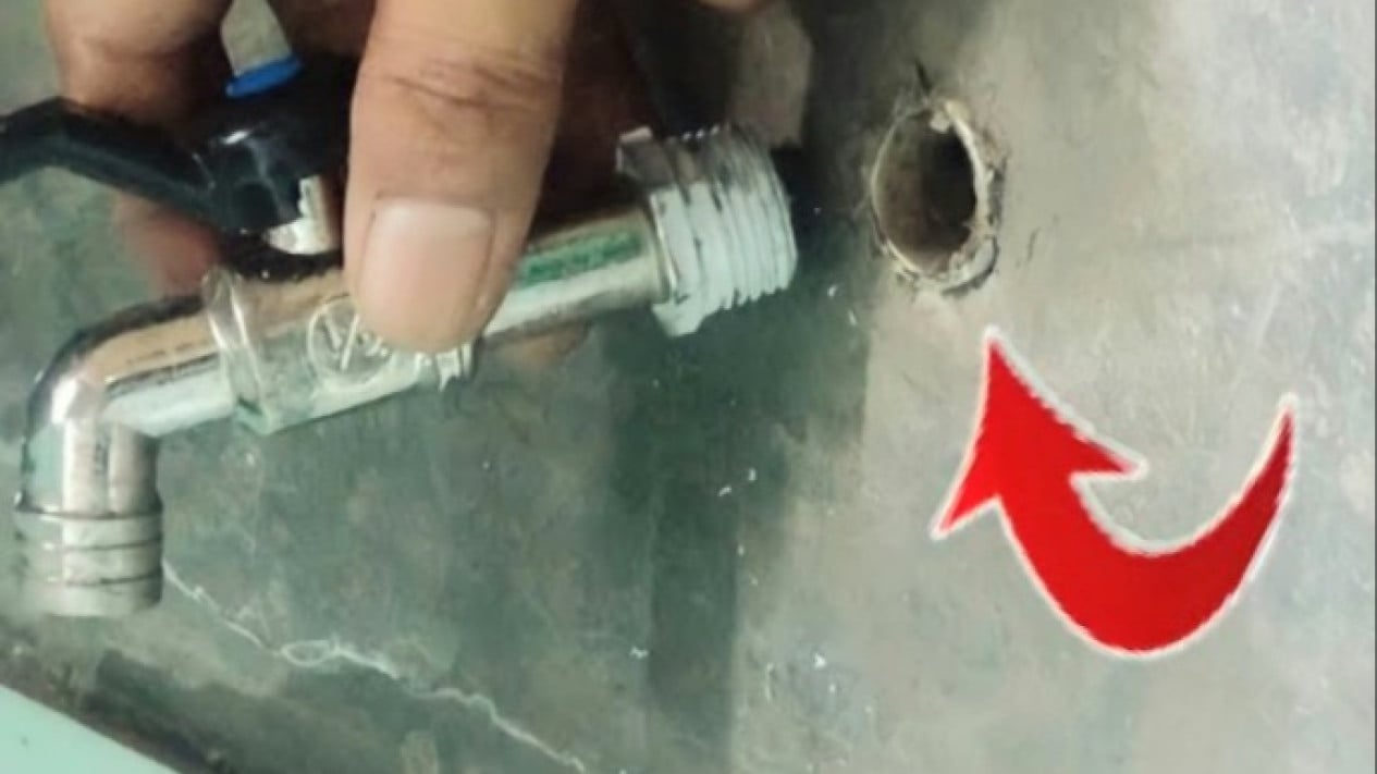 Foto Paralon Terpendam Tembok! Gini Cara Pasang Keran Air di Bak Mandi ...