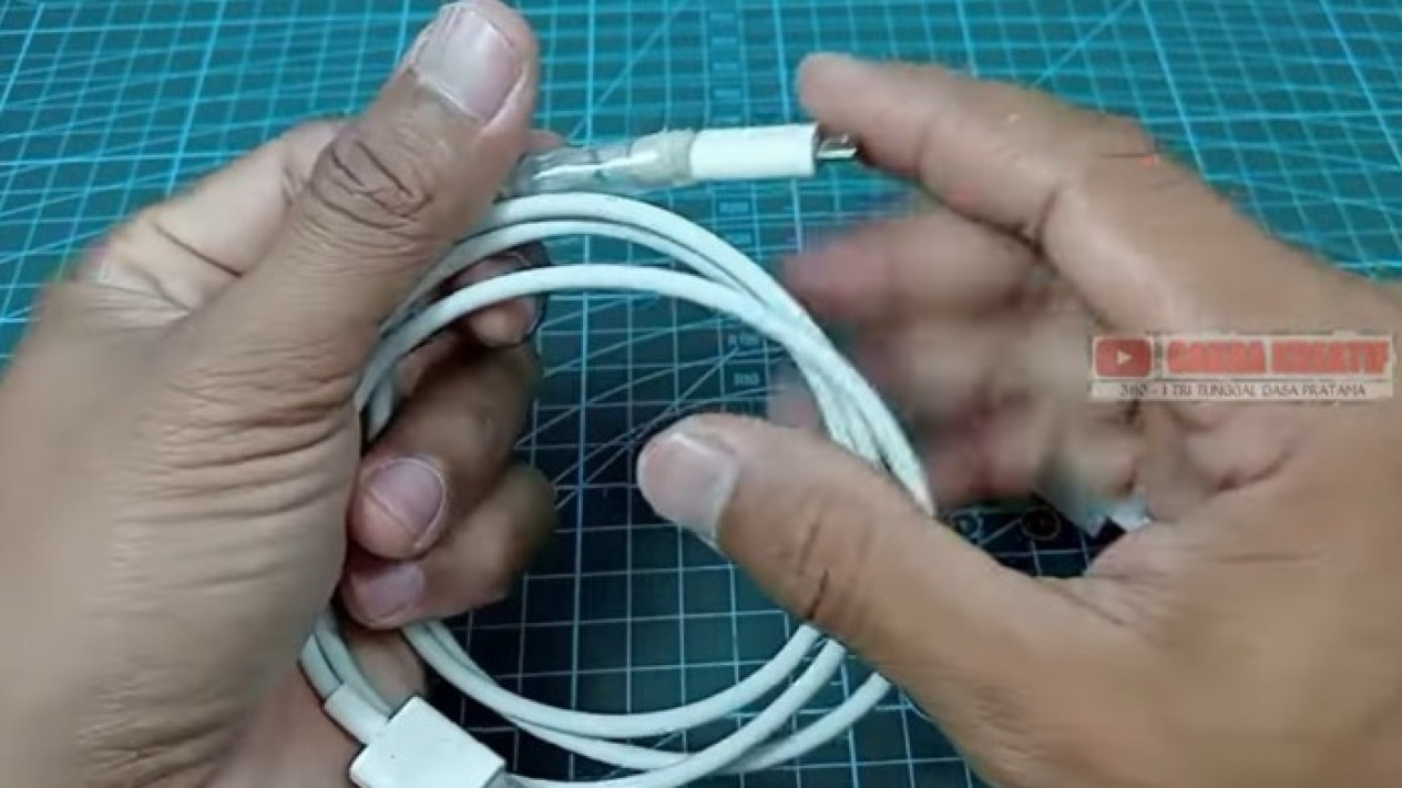 Foto Cara Murah Perbaiki Kabel Charger Hp yang Digigit Tikus, Modal ...
