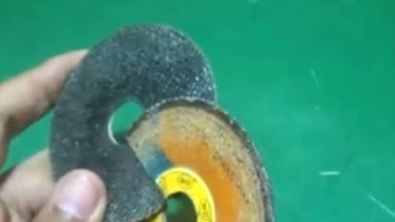 Foto Mengasah Pisau dengan Cara Gila Menggunakan Gerinda Potong Bekas ...